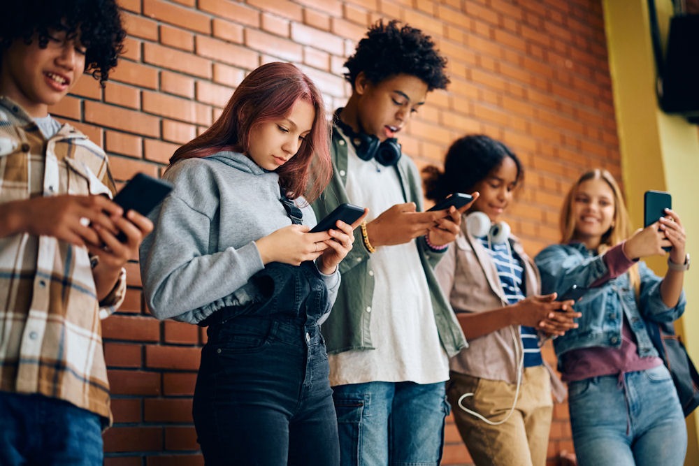 Why Are Teens So Hooked on Social Media & How Do We Break the Cycle? - Readability